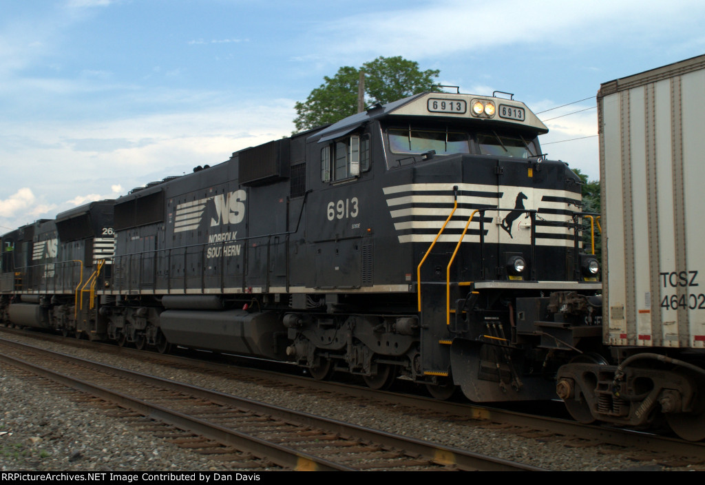 NS SD60E 6913 trails on 262